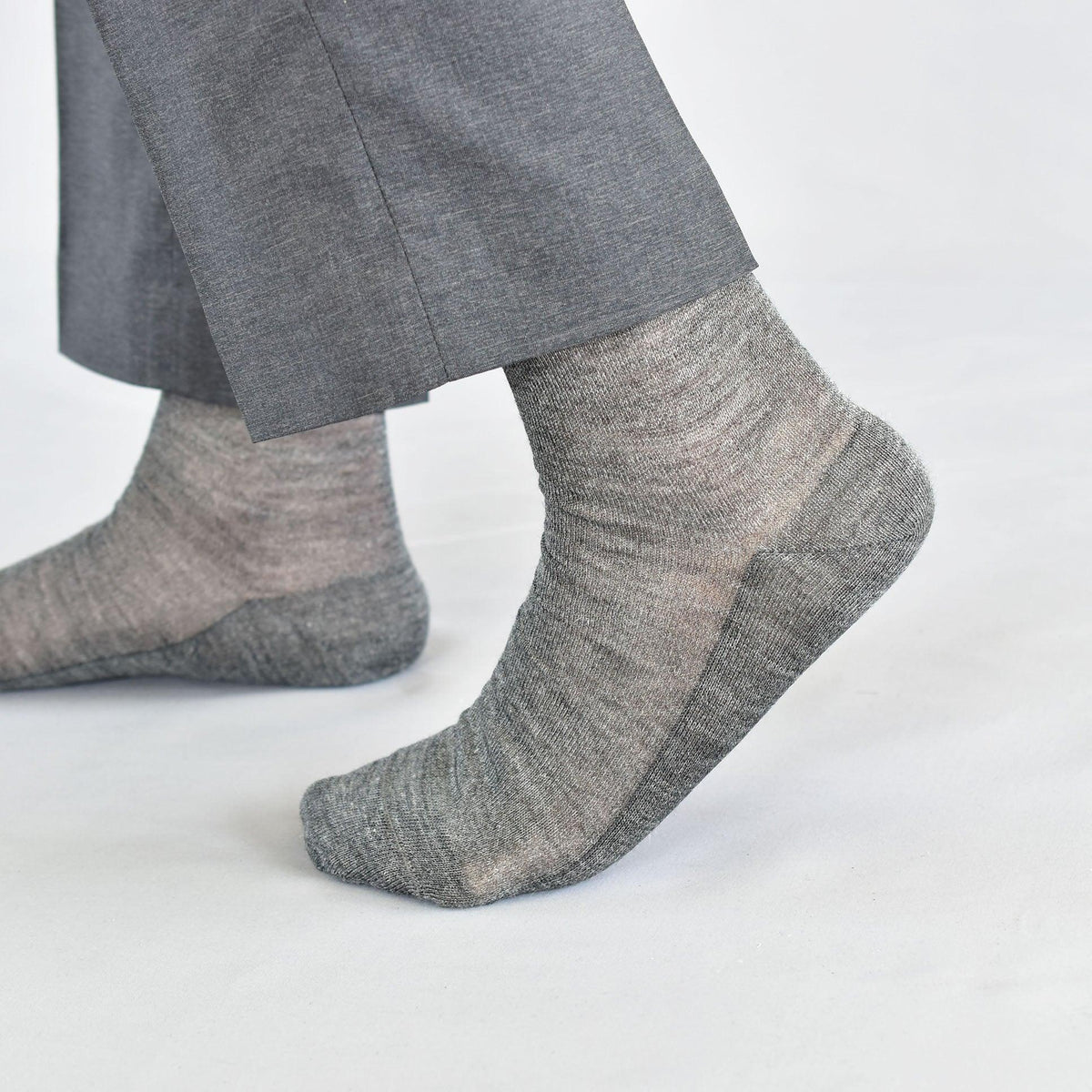 [Comfortable even in summer!] Ramie business socks with silk soles ...